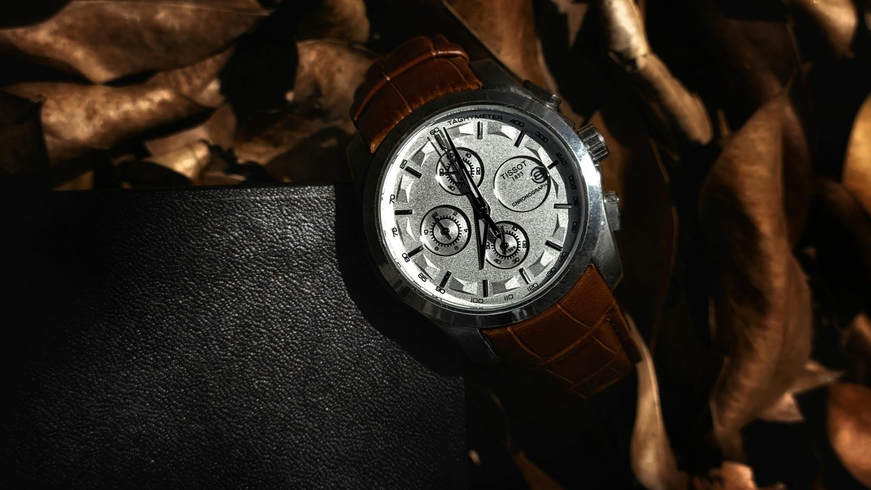 Dual Time Analog Watch: Blend of Style and Functionality
